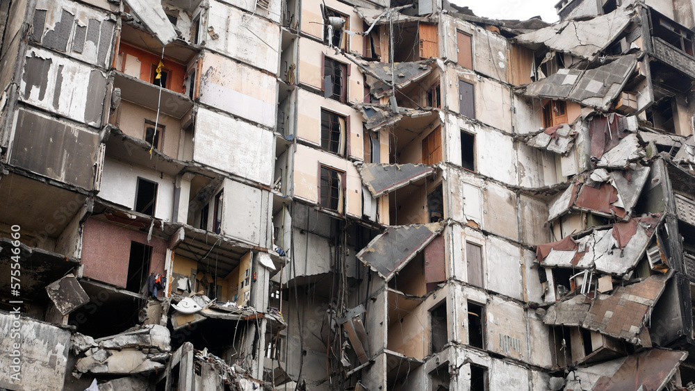 Foto de Stock Destroyed by a strike of Russian missiles multi-storey ...