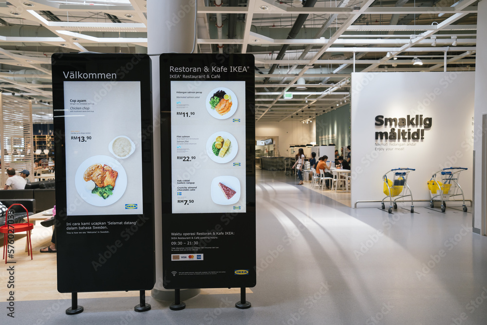 Foto de Stock PENANG, MALAYSIA - SEP 23, 2019: Two digital display ...