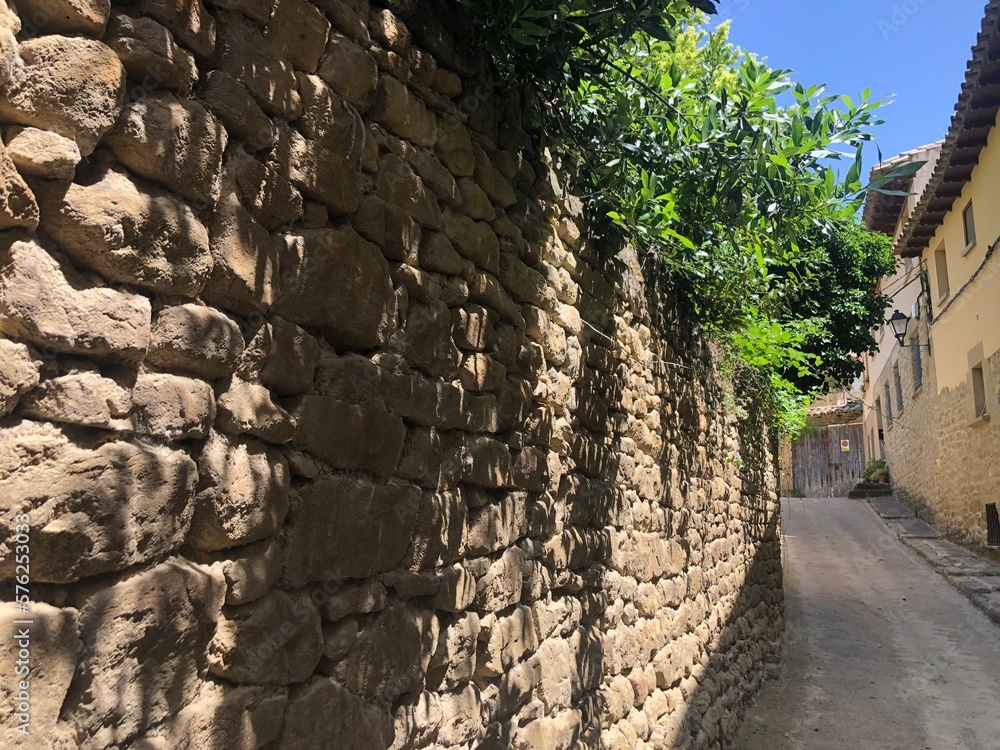 muro de pueblo. iglesias y pueblos de la comarca de las cinco villas de Zaragoza. pozas del ...