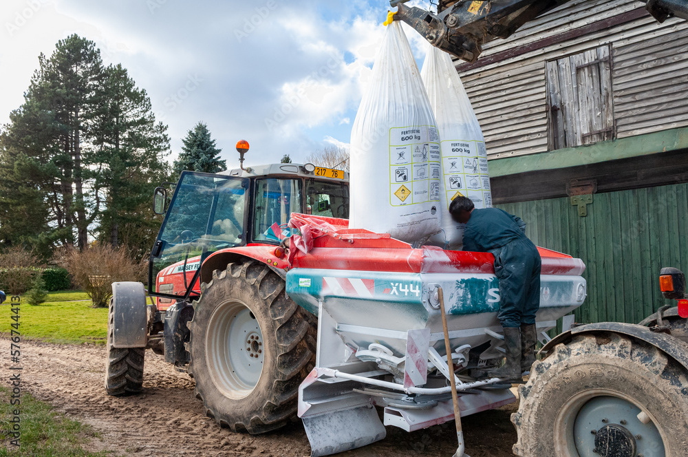 Foto de Stock Premier épandage annuel d'engrais sur blé. Remplissage ...