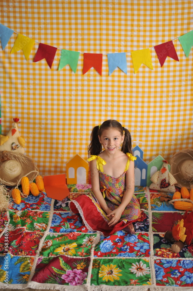 Fotografie menina feliz no feriado festa junina , festa caipira ve ...