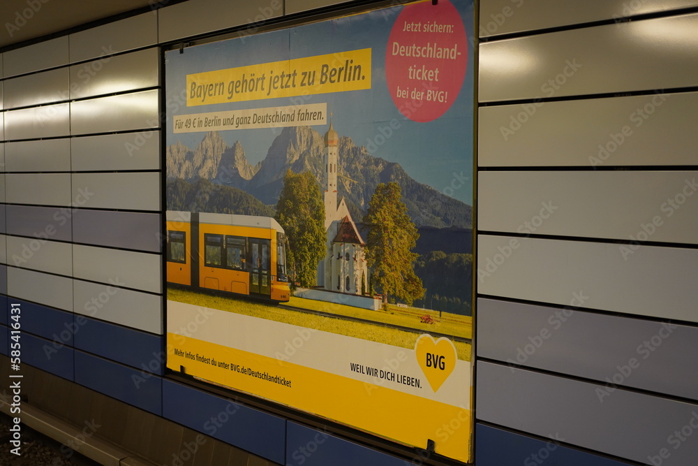 Werbeplakat der BVG für das Deutschlandticket (49-Euro-Ticket) im U ...