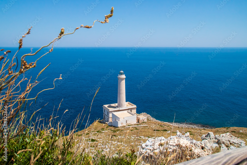 El faro de punta Palascia en el cabo de Otranto, Puglia, Italia. Fue ...
