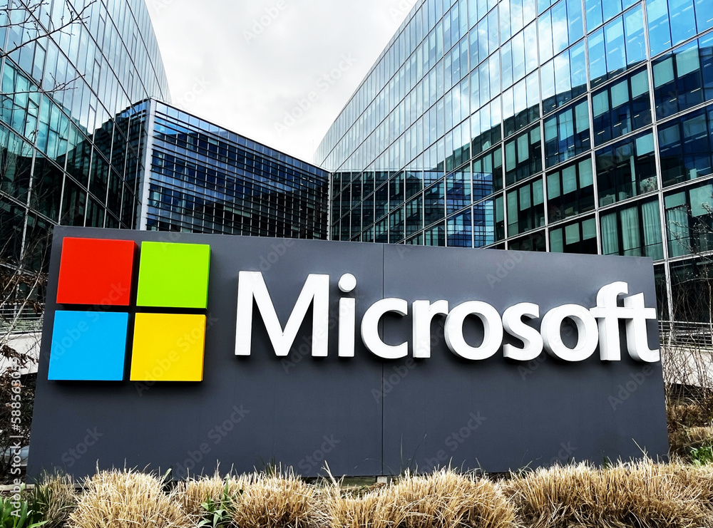 Siège de Microsoft France à Issy-Les-Moulineaux. Logo Microsoft Company ...