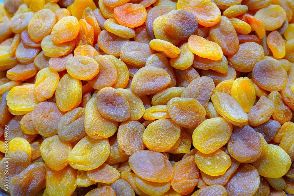 Dried preserved apricot fruits arranged in pile kuru kayısı taneleri ...