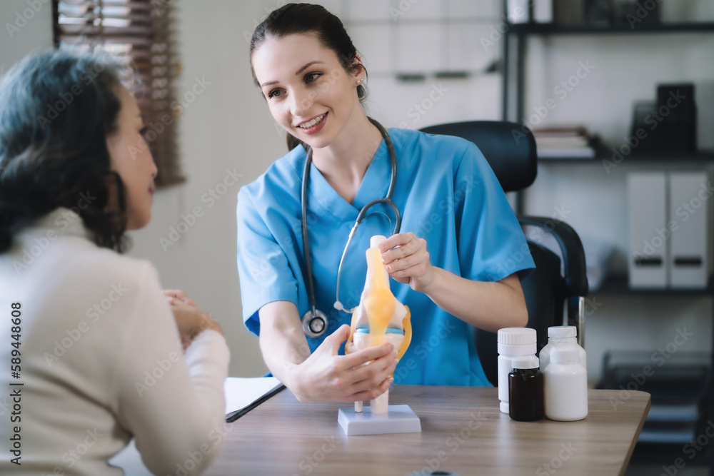Foto Knee model showing the process of osteoarthritis and knee ...