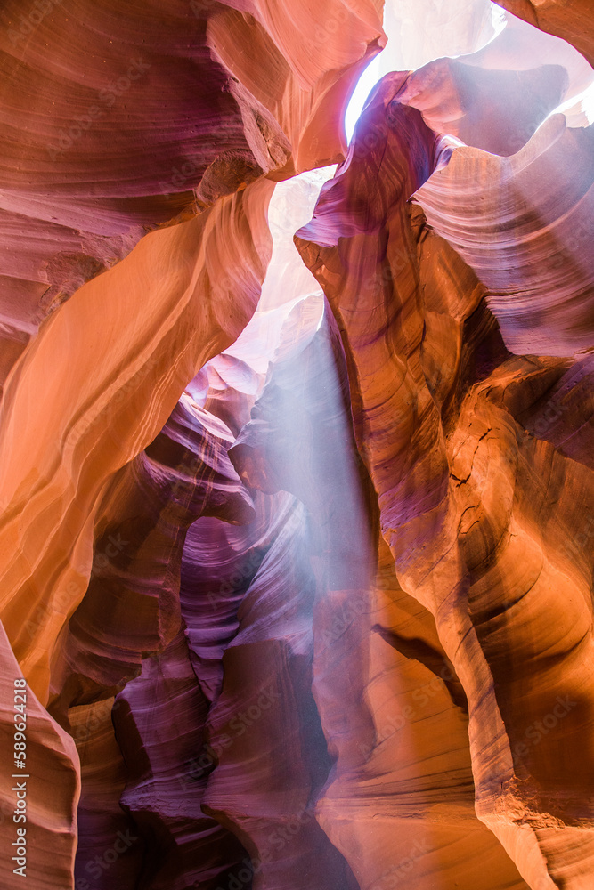 Light beams at Upper Antelope Canyon in the Navajo Reservation Page ...