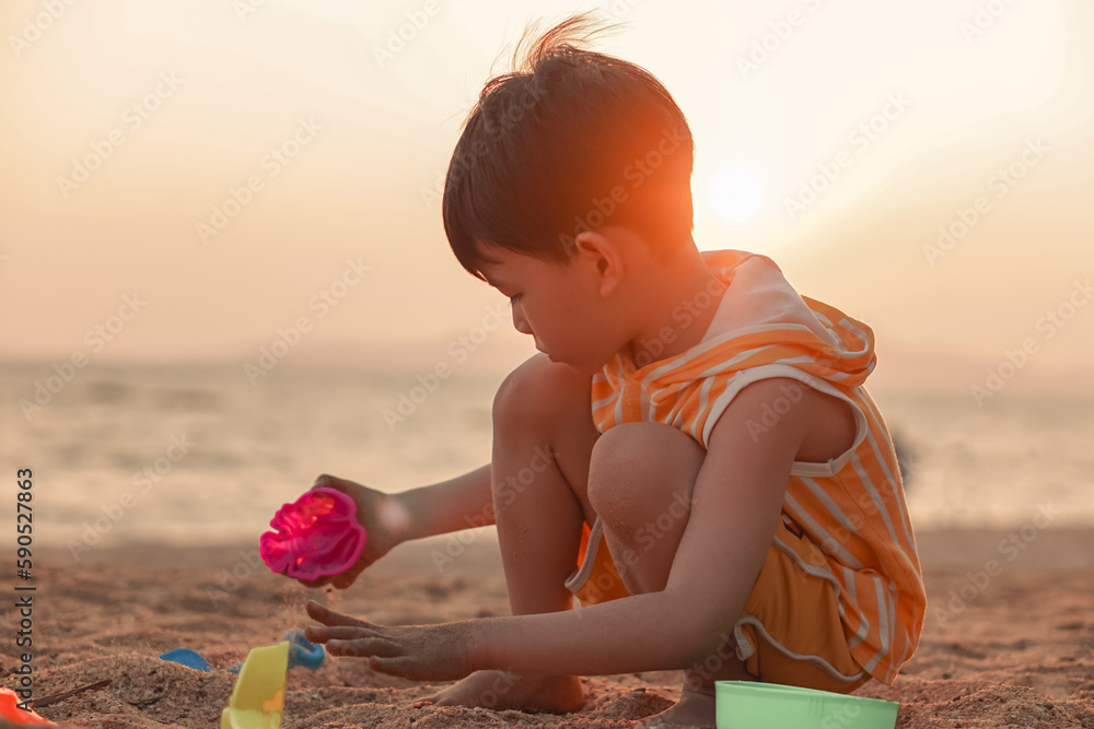 Stock-Foto „Kids playing on tropical beach. Children play at sea on ...