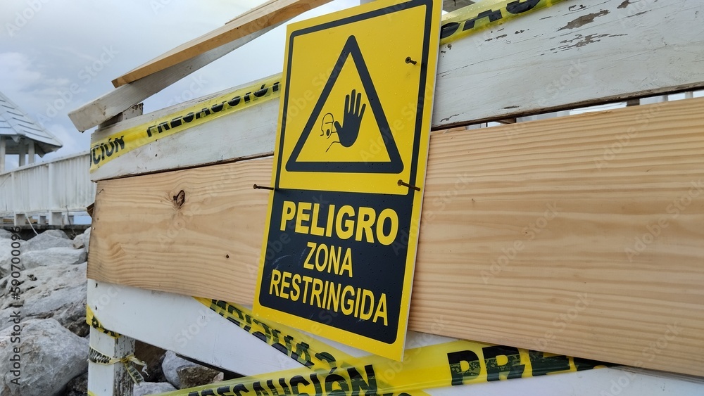 Señal de alerta: PELIGRO ZONA RESTRINGIDA en puerto mirador api beach ...