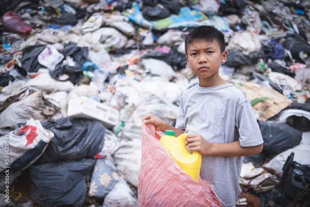 Children are forced to work on rubbish. Child labor, Poor children ...