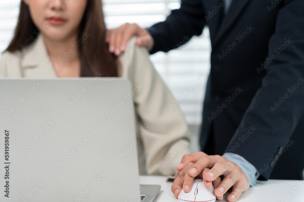 Stockfoto Businessman Sexually Harassed A Female Colleague By Touch Her