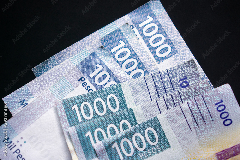 Nuevo billete de mil pesos mexicanos, con algunas monedas o en ...