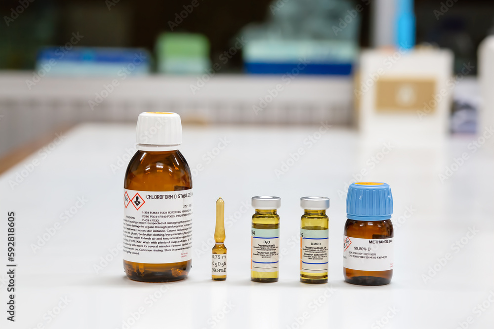 Foto de Stock Glass bottles of NMR solvent, chloroform, pyridine, D2O ...