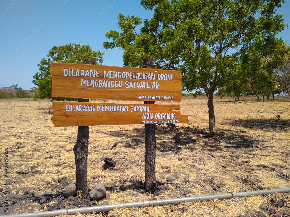Warning sign for not littering and not operating drones in the bekol ...