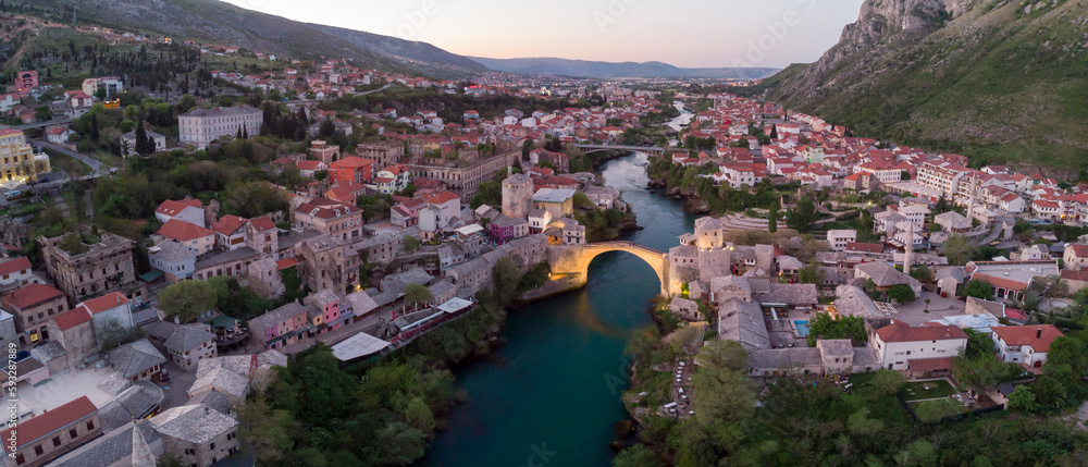 Foto erial Mostar Bridge and Koski Mehmed Pasha Mosque drone view of ...