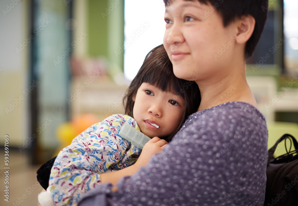 Asian little girl with her mother, tooth extraction in hospital Stock ...