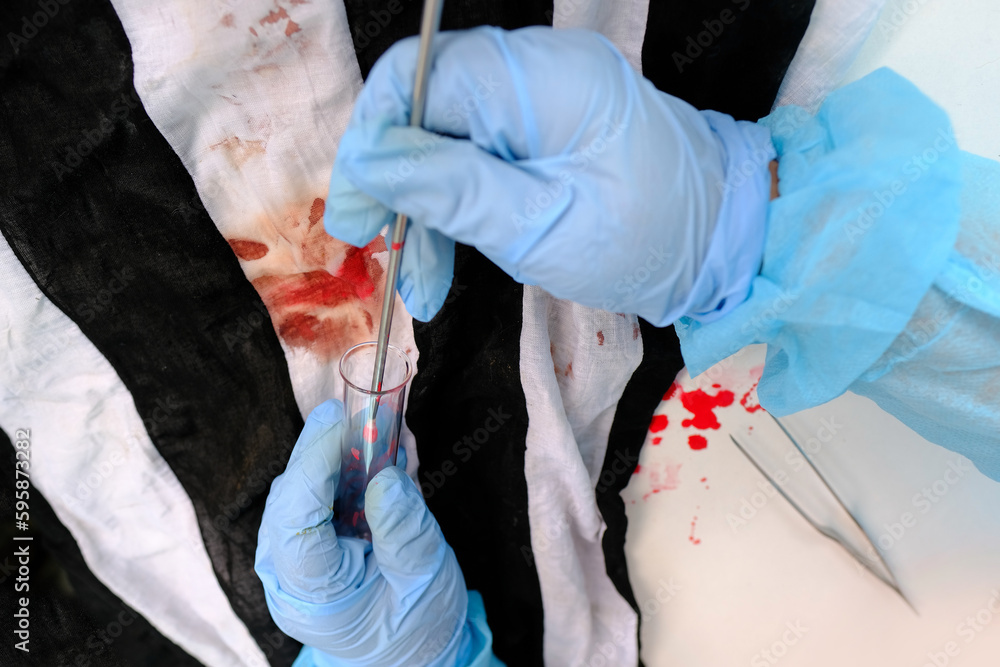 Foto fresh splatter of blood on white table, stains on tissue at crime ...