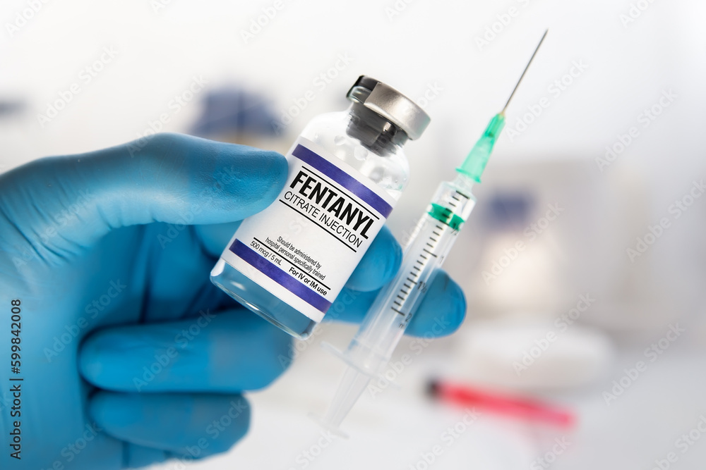 Foto de Stock medical professional with vial and injection of dose of ...