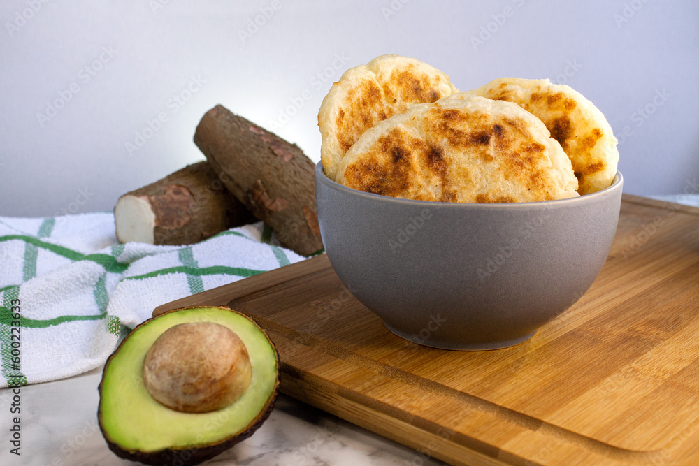 Arepas de yuca y queso tradicionales ecuatorianas servidas para una ...