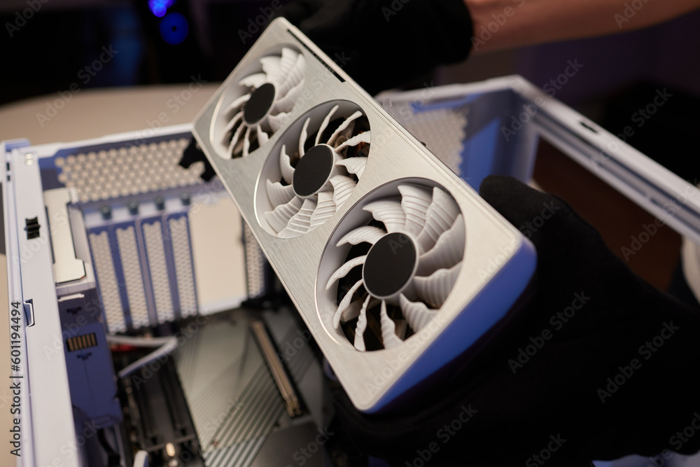 Foto de Stock Changing the thermal paste on the graphics processor ...