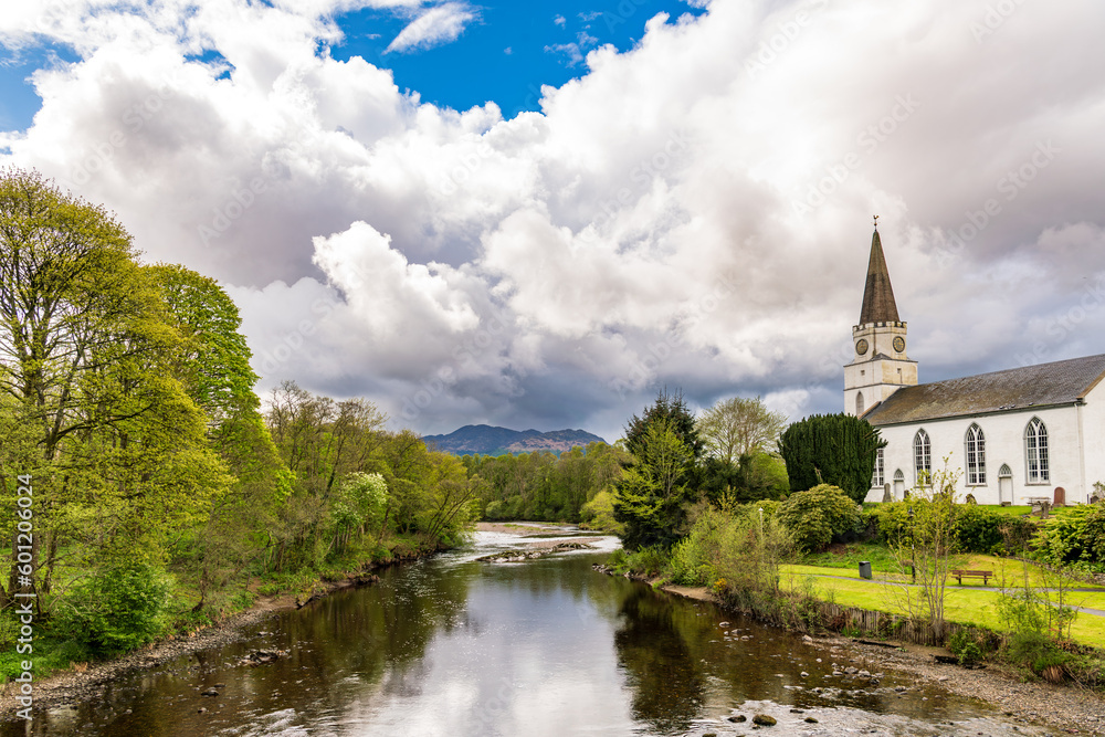 The river earn flowing past the white churh in the perthshire (scotland ...