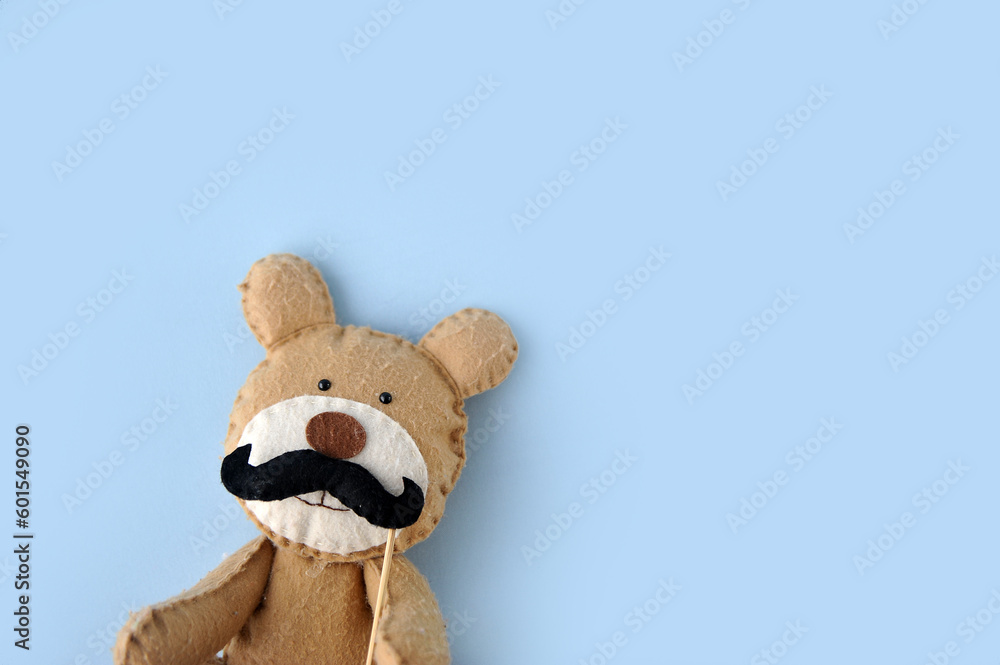 urso com bigode, feliz dia dos pais, espaço para texto em fundo azul 素材 ...