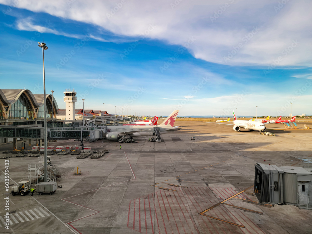 Emirates Boeing 777 and Qatar Airways Boeing 787 at Mactan-Cebu ...