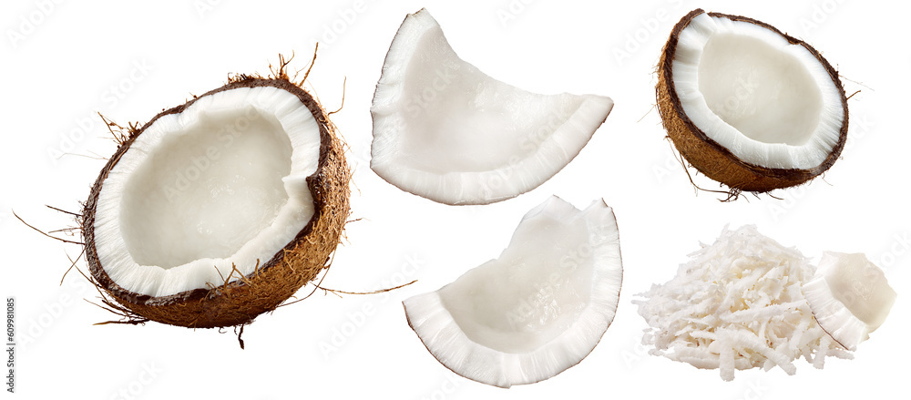 pedaços de coco quebrado e raspas de coco isolado em fundo transparente ...