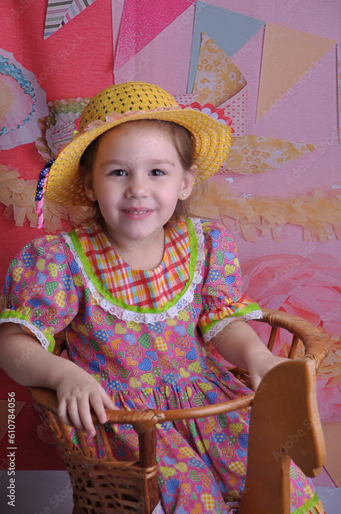 Photo Stock menina sorridente com vestido de festa junina, festa ...