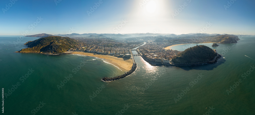 Donostia San Sebastián, panorámica de la ciudad desde el mar frente al ...