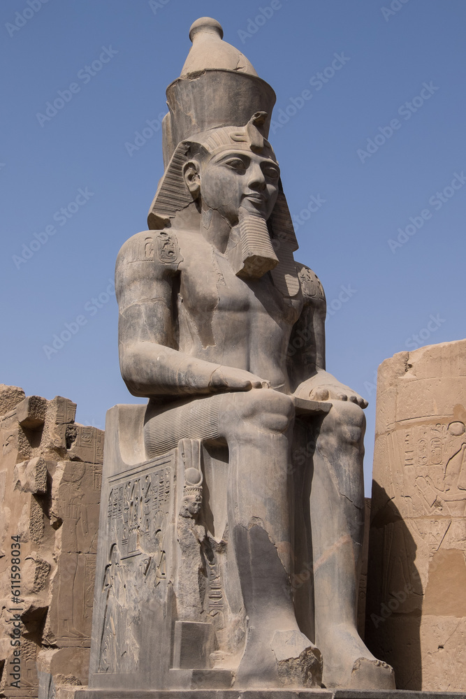Estatua sedente del faraón Ramses II en el interior del templo de ...