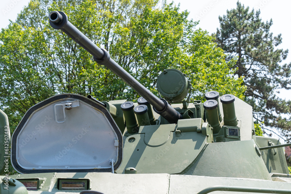 Foto de Stock The turret of a green armored personnel carrier equipped ...