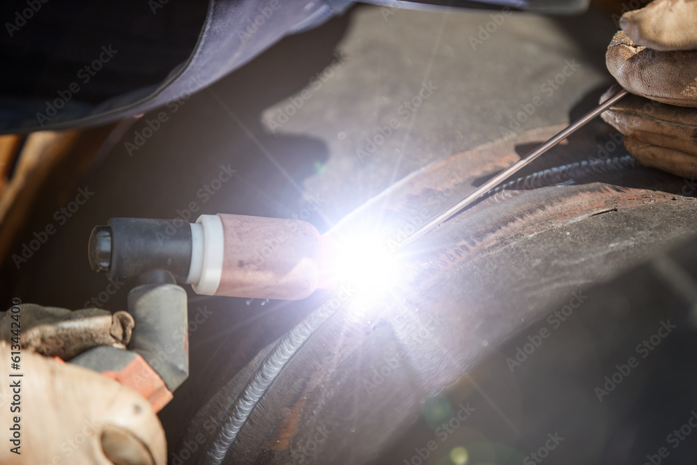 Foto Detail of Blue electric welding arc. Pipe welding. Construction of ...