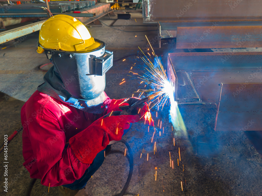 Photo Stock Welder welding a steel plate for steel structure work with ...