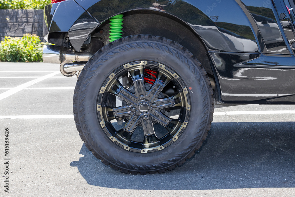 太いタイヤ fat tires on modified cars Stock Photo | Adobe Stock