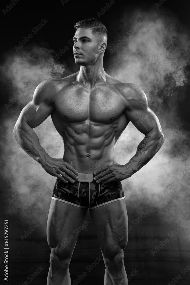 Bodybuilder showing off his perfect low fat body without clothes in ...
