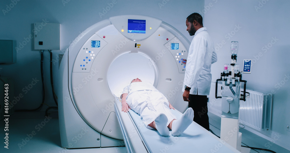 Foto Woman lies on MRI capsule table. Examination of magnetic resonance ...