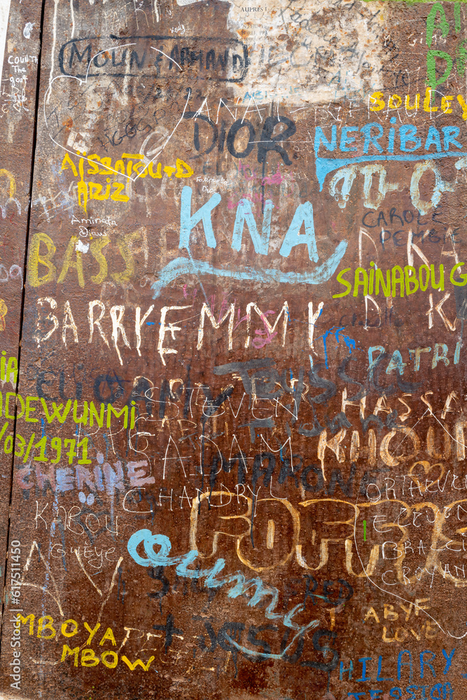 Foto de Stock des graffitis sur un canon de défense de l'île de Gorée ...