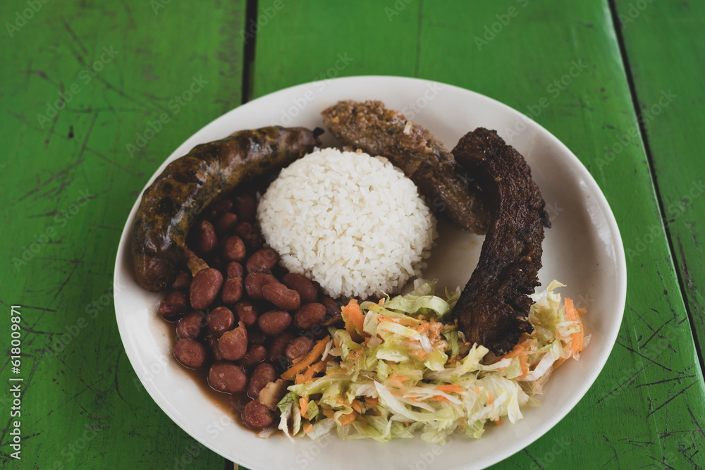 Paisa tray the most representative dish of Colombia and the emblem of ...