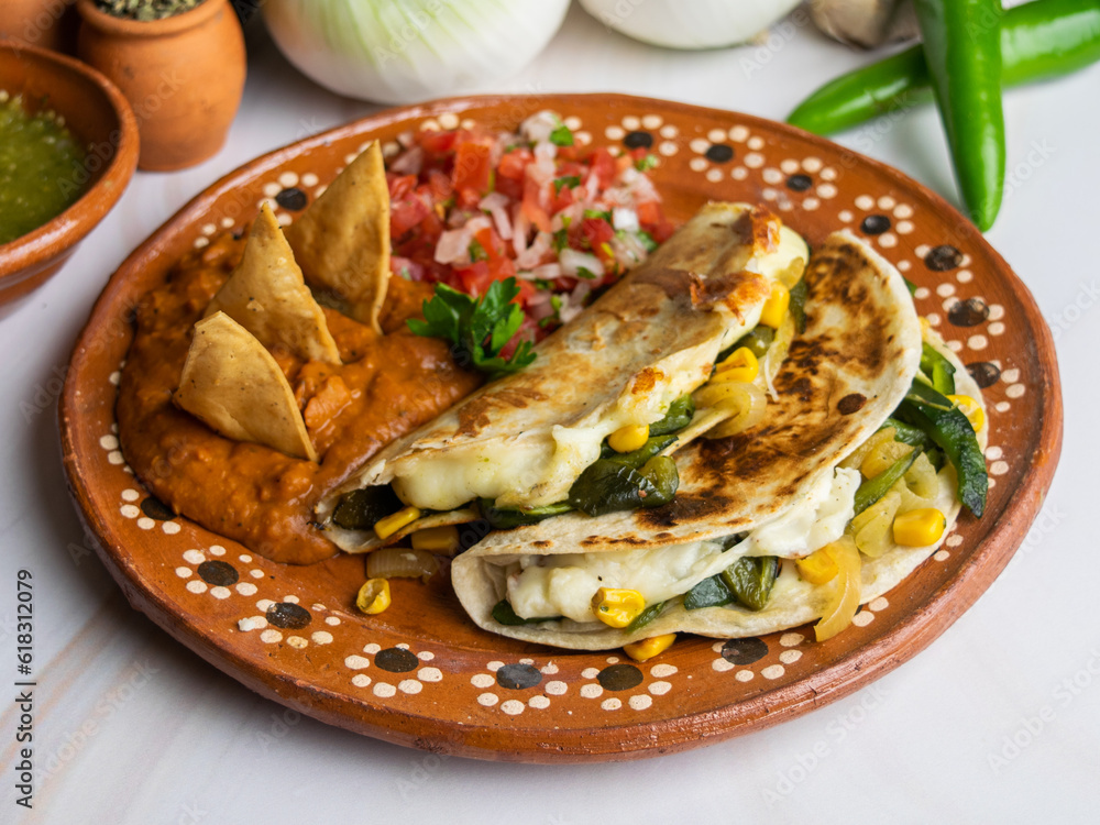 Quesadillas mexicanas, quesadilla con rajas y elote, comida mexicana ...