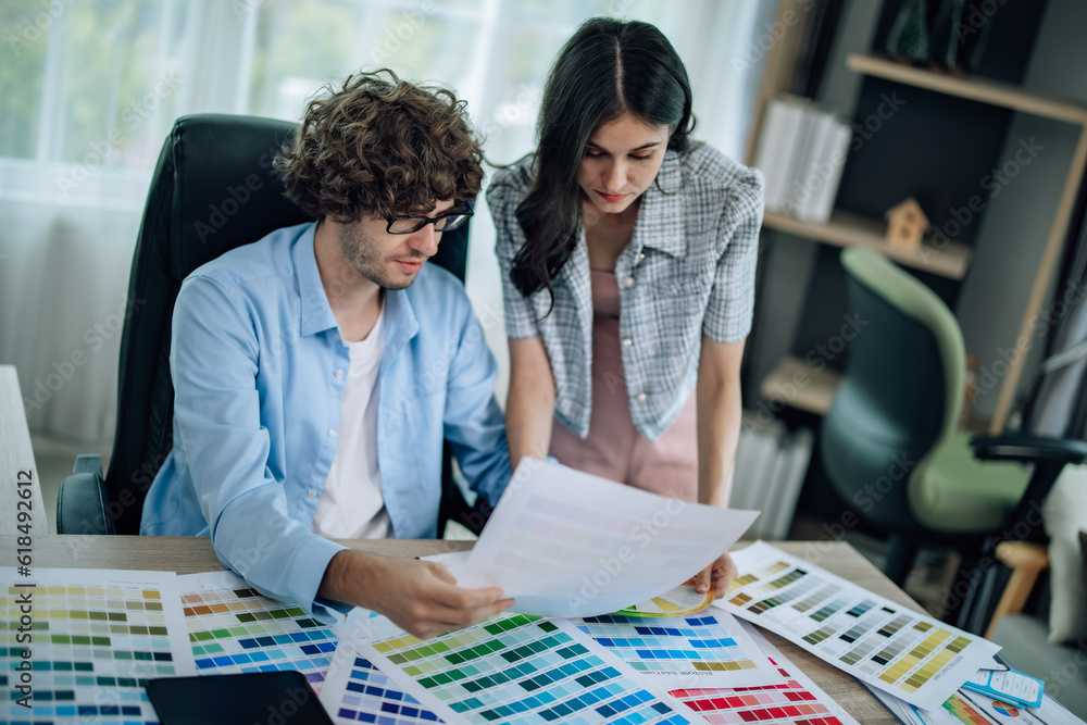 Foto Prototype engineers collaborate to select Pantone colors for ...