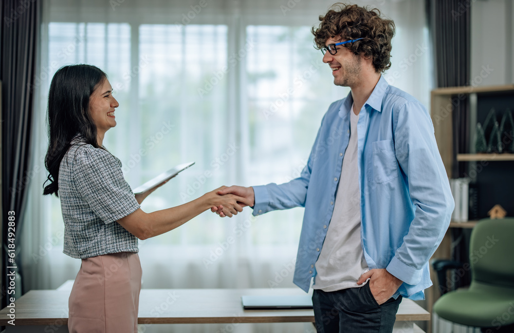 Foto Prototype engineers collaborate to select Pantone colors for ...