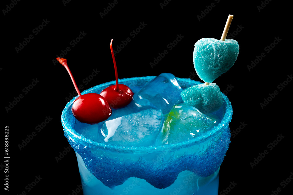 Stock-Foto „Azulito o pitufo es un cóctel de vodka, curacao, bebida ...