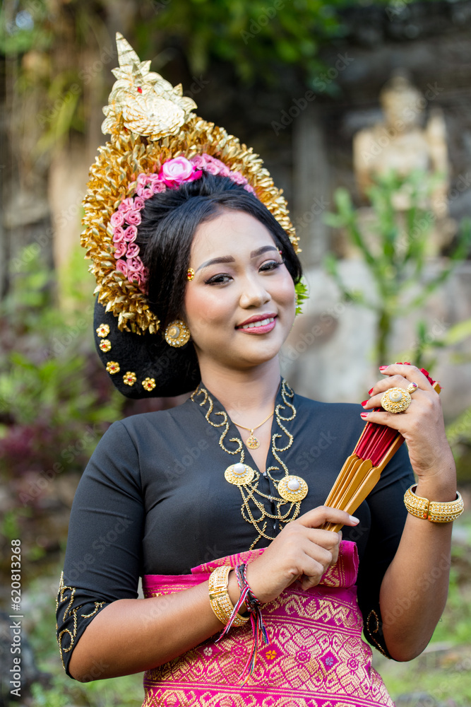 Beautiful bali asian portrait women in traditional costumes in bali ...