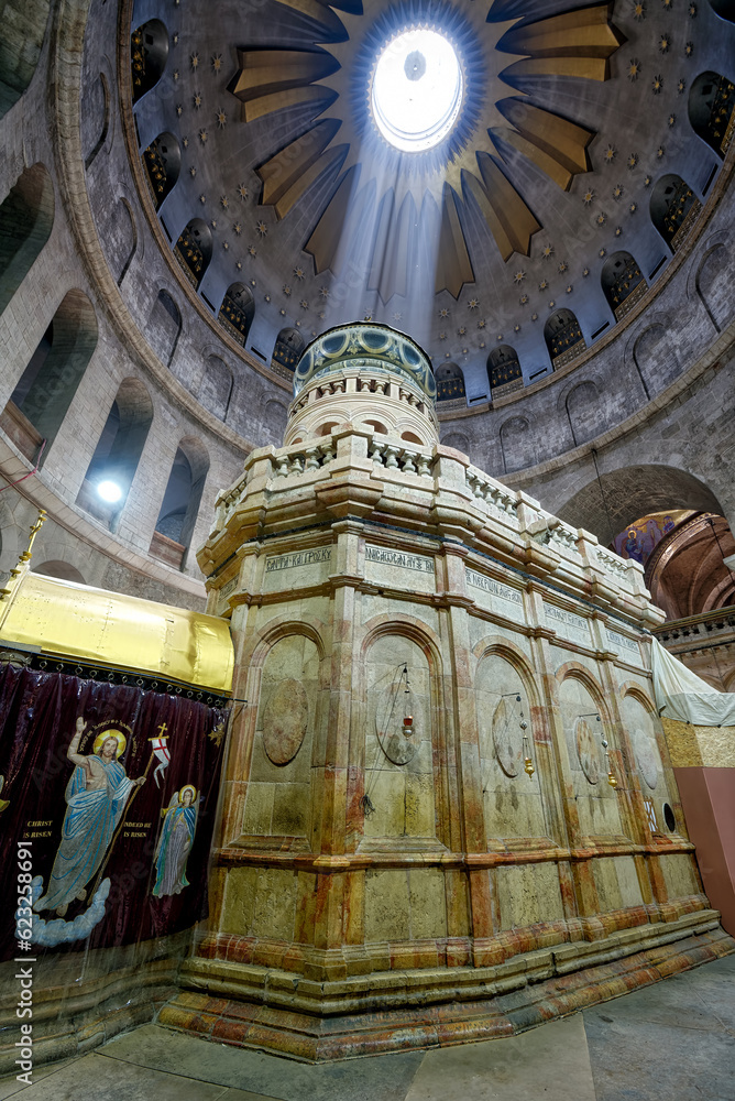 Stock-Foto „JERUSALEM, ISRAEL - June 23, 2023: Ray of sunlight breaks through the ceiling over ...
