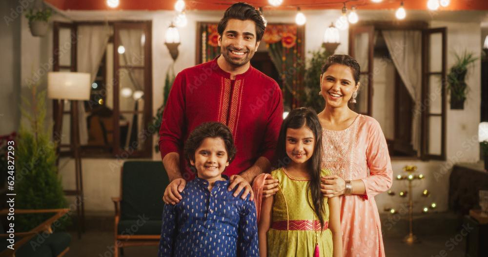 Stock-Foto „Portrait of Happy Indian Nuclear Family in Traditional ...