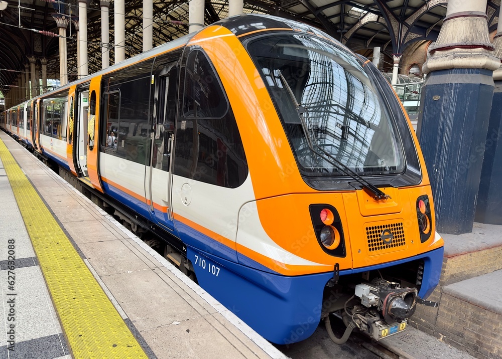 Foto London, UK - July 23, 2023: A modern class 710 Aventra electric ...