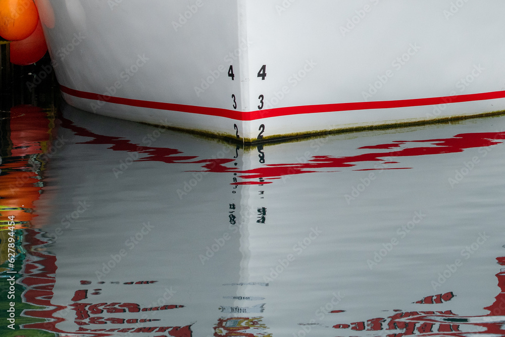 Foto de Stock The waterline on a white ship with the water markings 4 ...