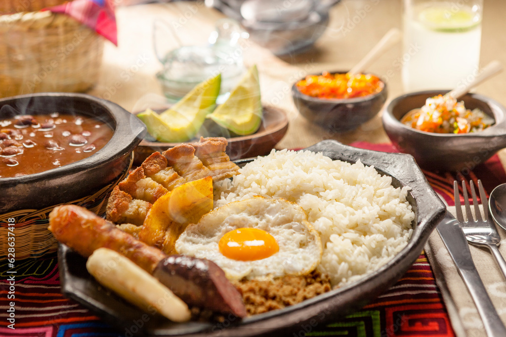 Bandeja Paisa Plato típico de, frijoles, arroz, chorizo, morcilla ...