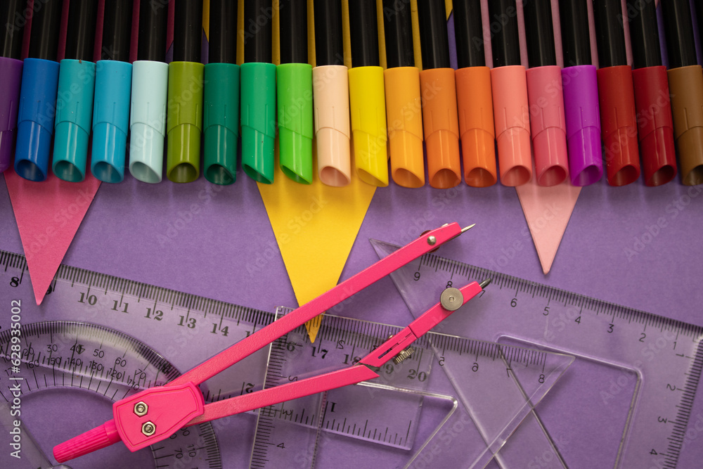 material escolar o de oficina, fila de lapices de coles de madera ...